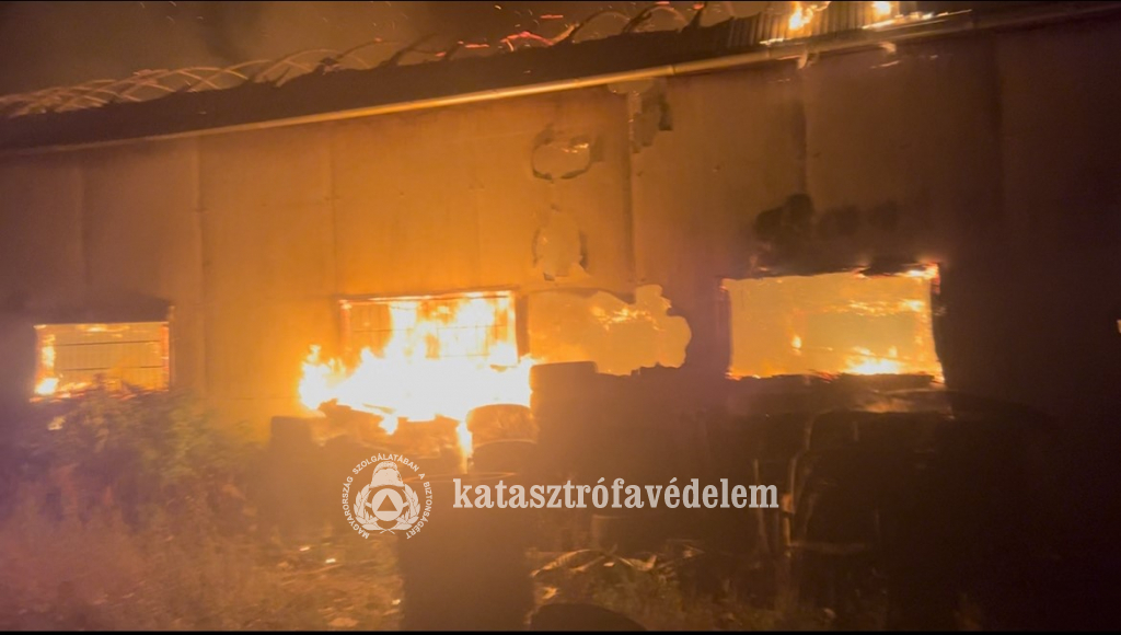 Shocking photos: Massive fire ravages car repair workshop in Debrecen