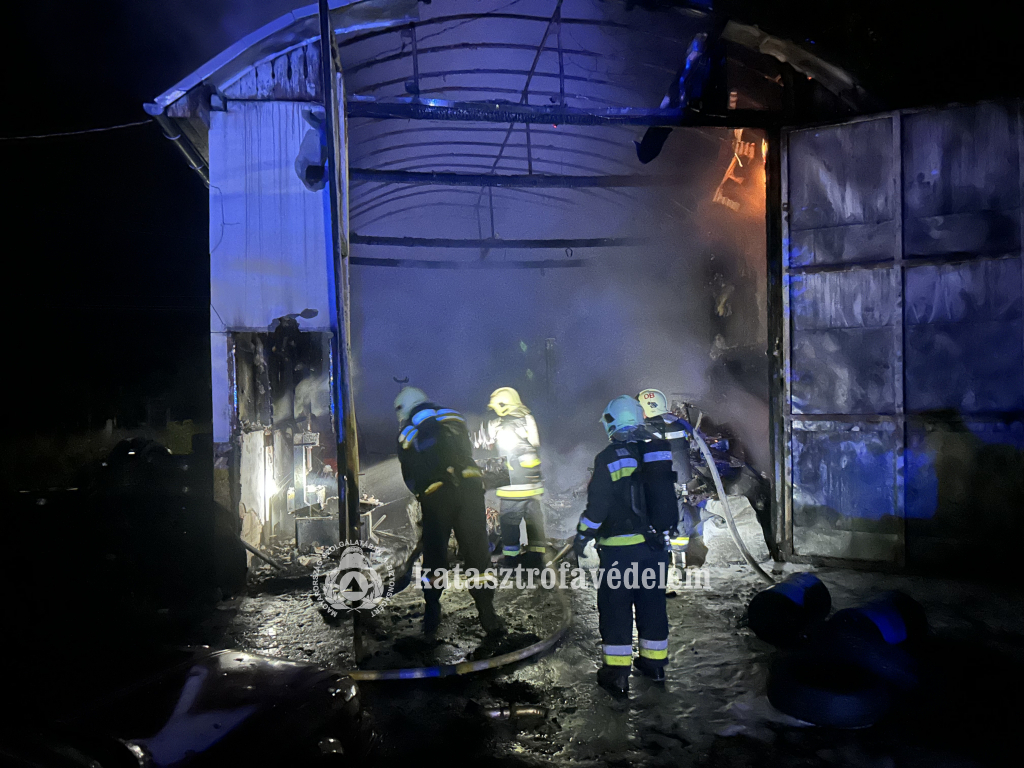 Shocking photos: Massive fire ravages car repair workshop in Debrecen