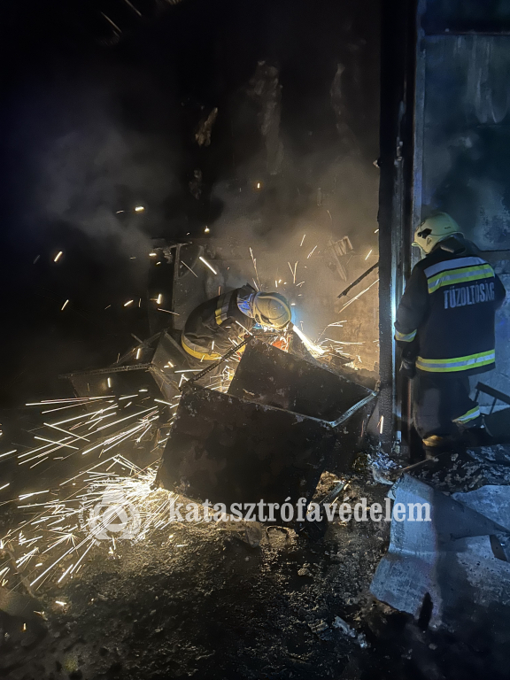 Shocking photos: Massive fire ravages car repair workshop in Debrecen
