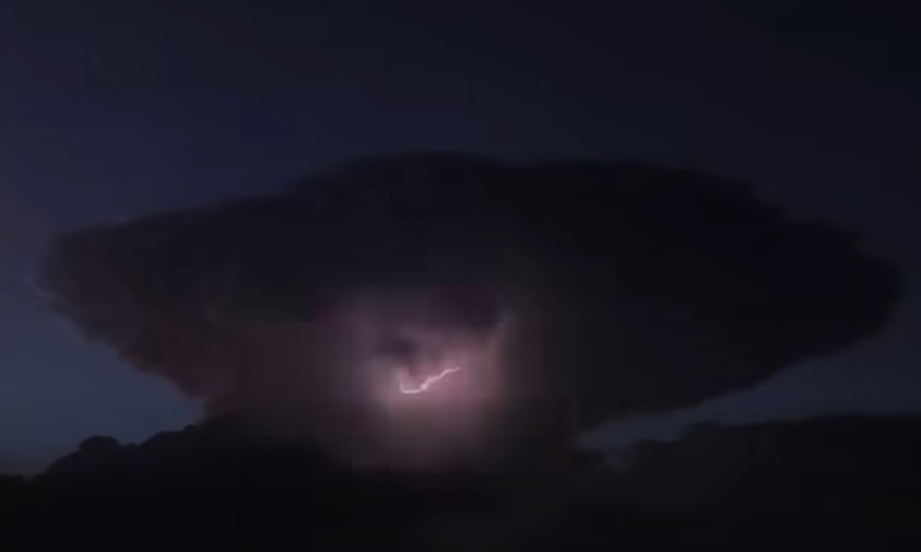 Strangely shaped thundercloud passed over northeastern Hungary ...
