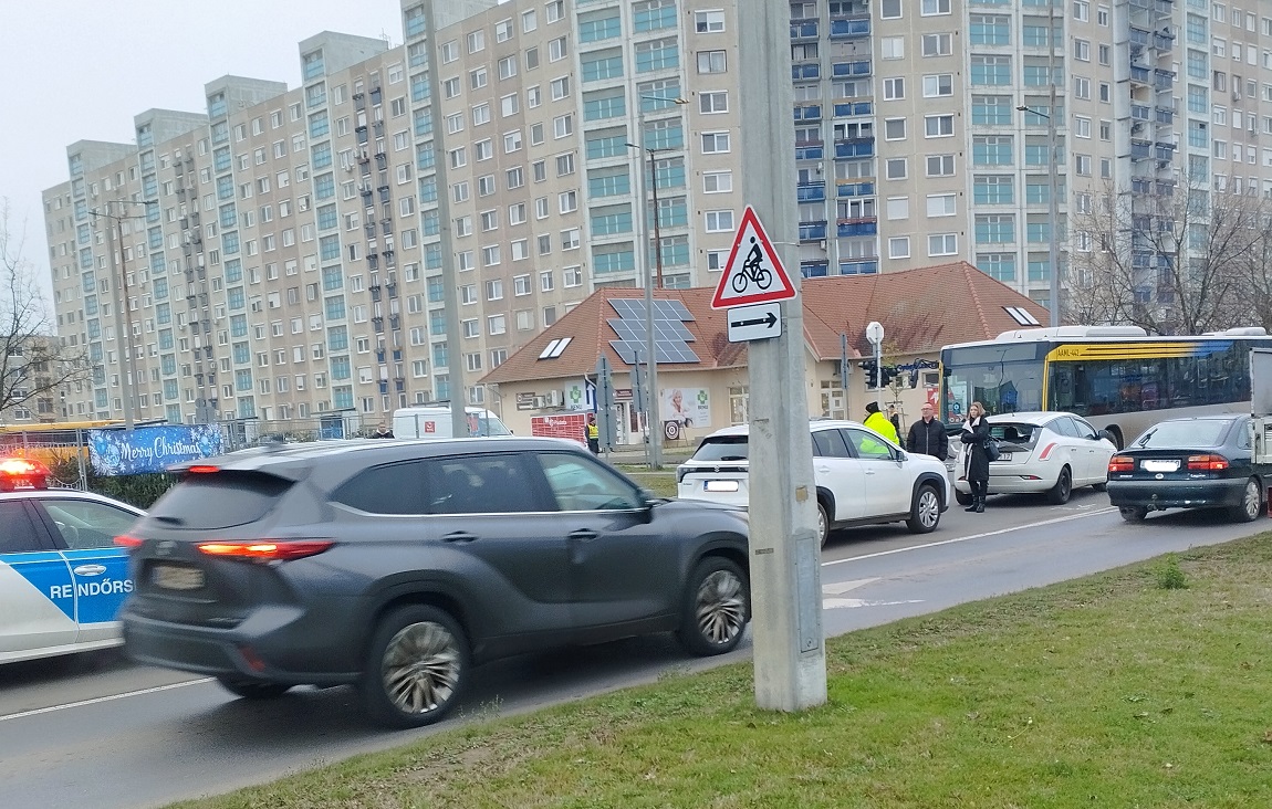Bus and passenger car collide in Debrecen