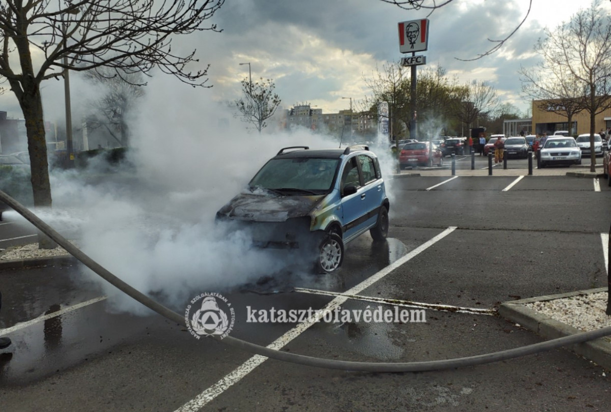 A car was on fire in the Tesco parking lot on Kishegyesi út in Debrecen