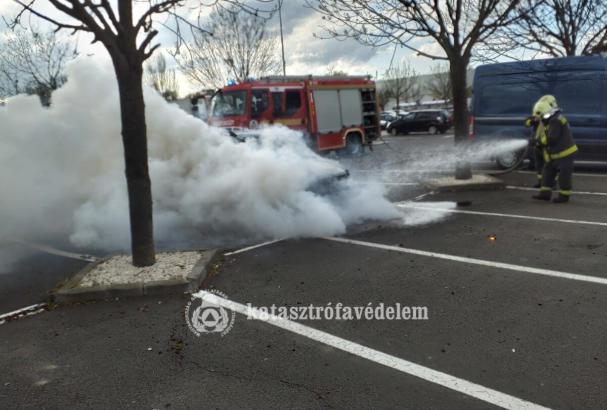 A car was on fire in the Tesco parking lot on Kishegyesi út in Debrecen