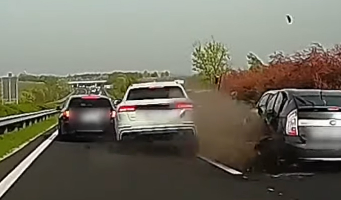 Shocking video: this is how the Audi collided with the stationary line ...
